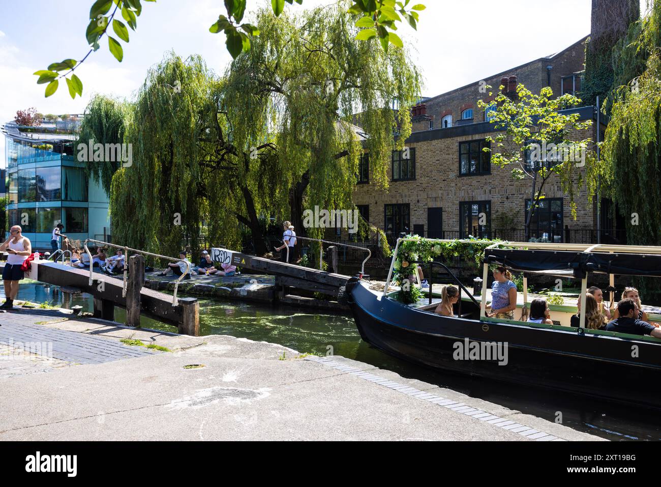 Operating canal lock gates hi-res stock photography and images - Alamy