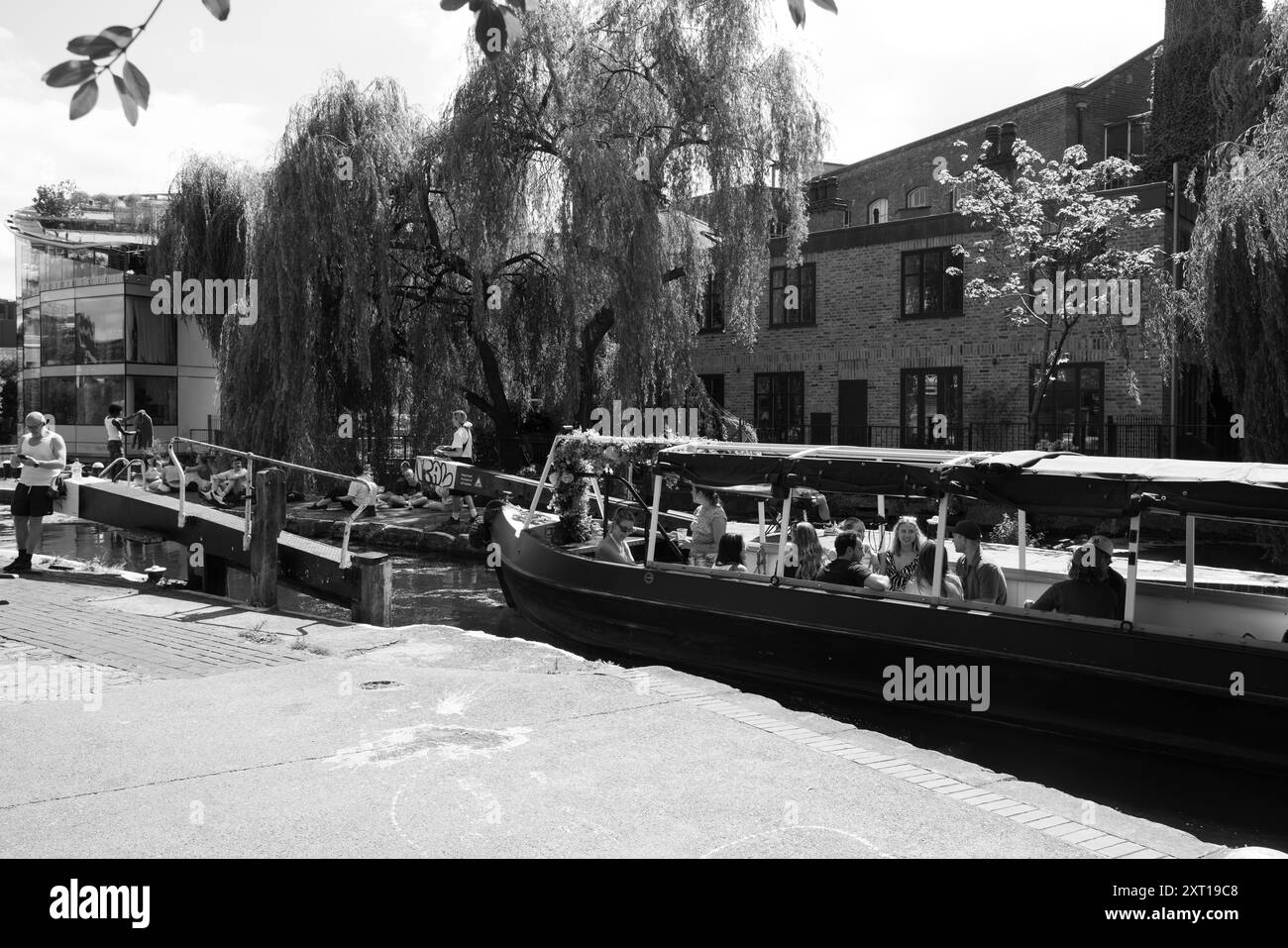 Operating locks on the canal hi-res stock photography and images - Alamy
