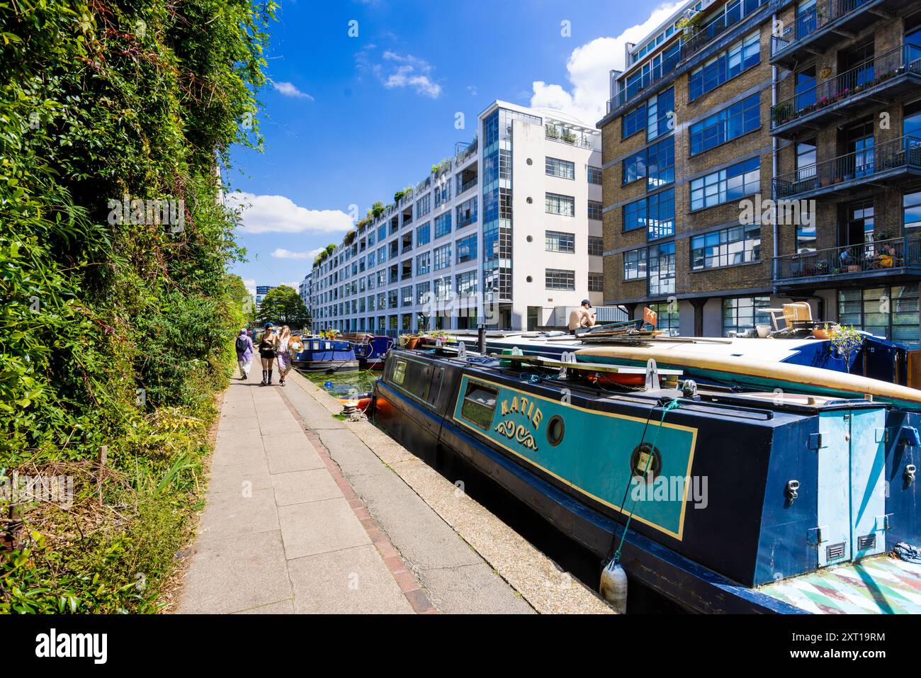 Operating canal lock gates hi-res stock photography and images - Alamy