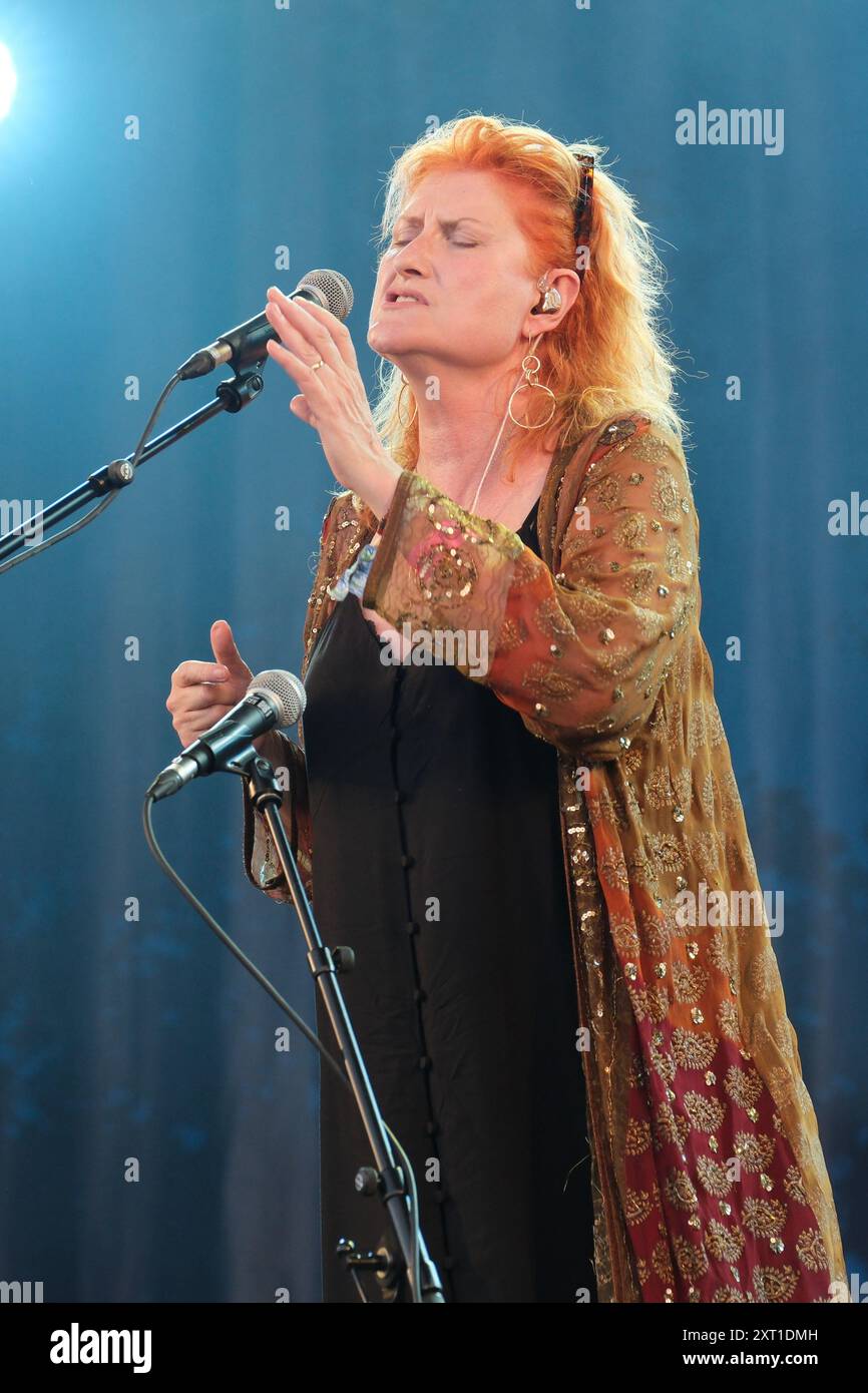Scottish folk singer songwriter eddi reader hi-res stock photography ...