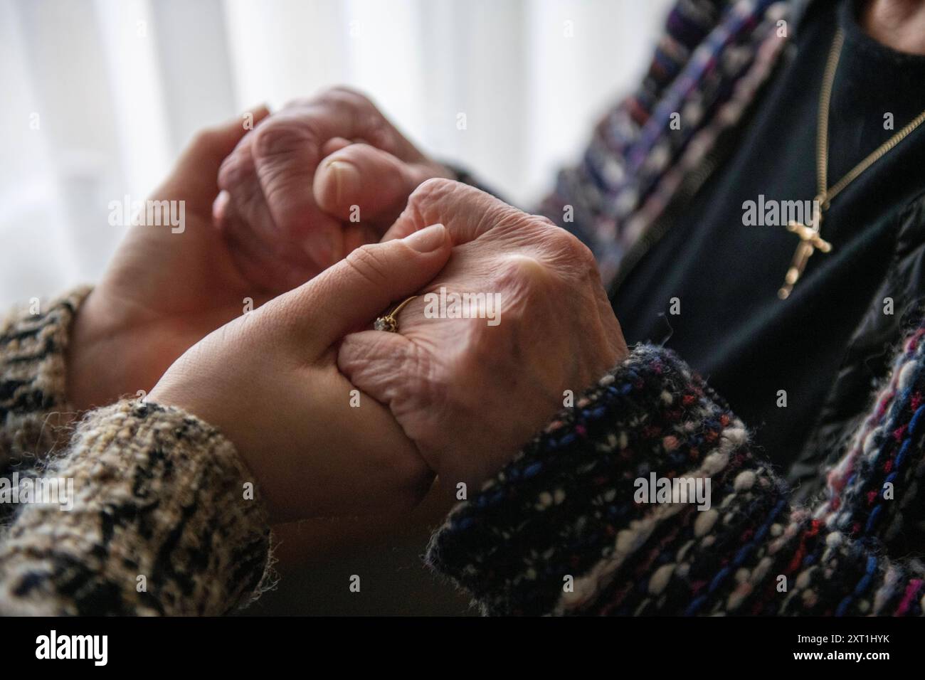 Ouderdom Elderly hands holding a younger person s hand in a comforting ...