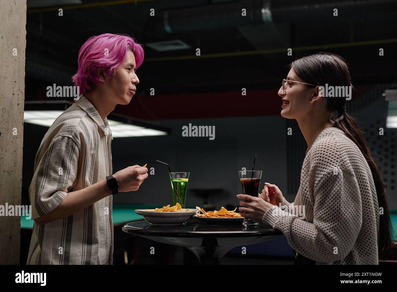 Nightlife relaxed social setting hi-res stock photography and images ...