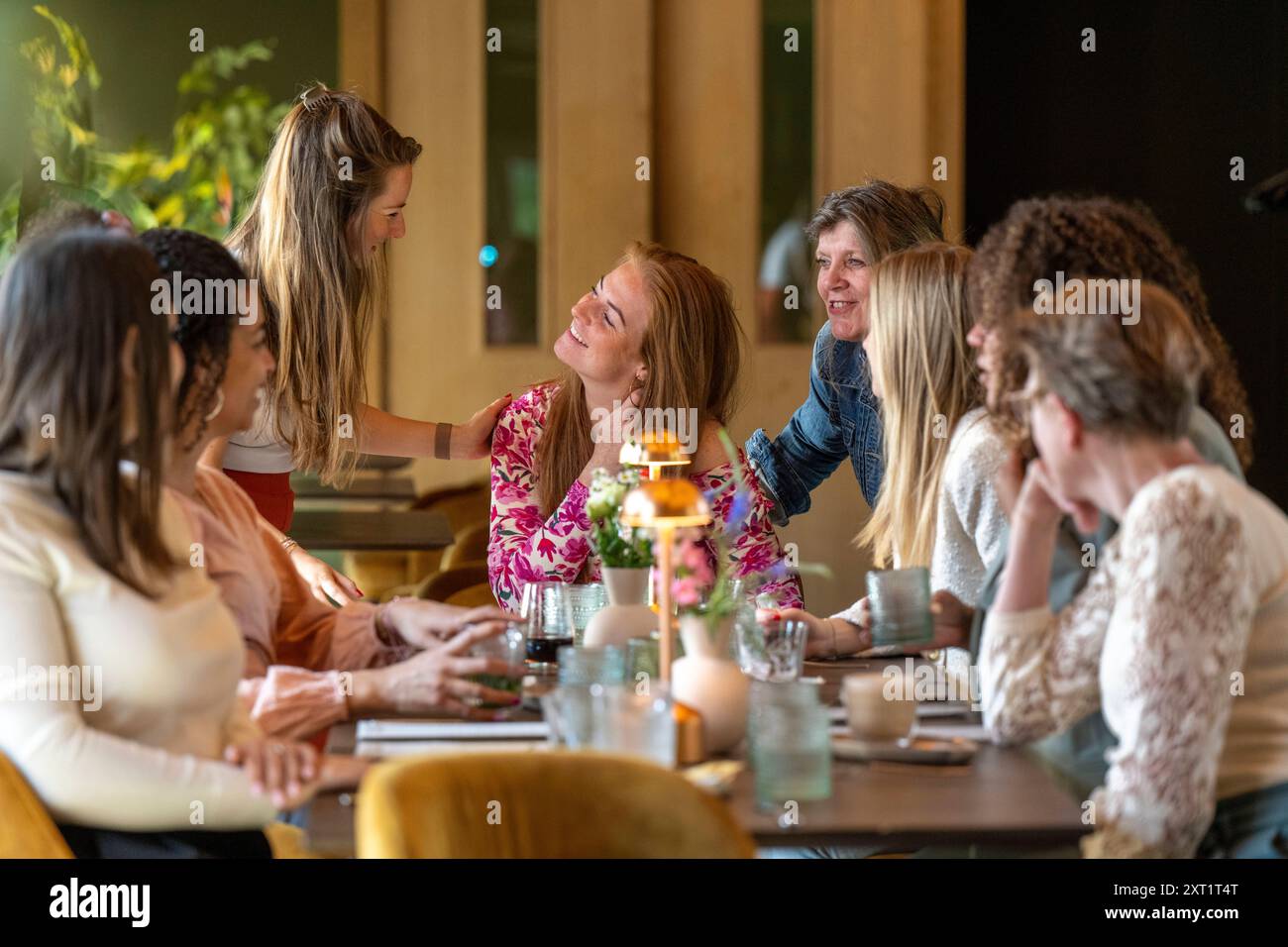 Group Friends Enjoying Warm Hi res Stock Photography And Images Alamy