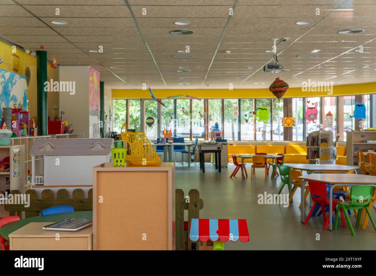 Books empty classroom back hi-res stock photography and images - Alamy