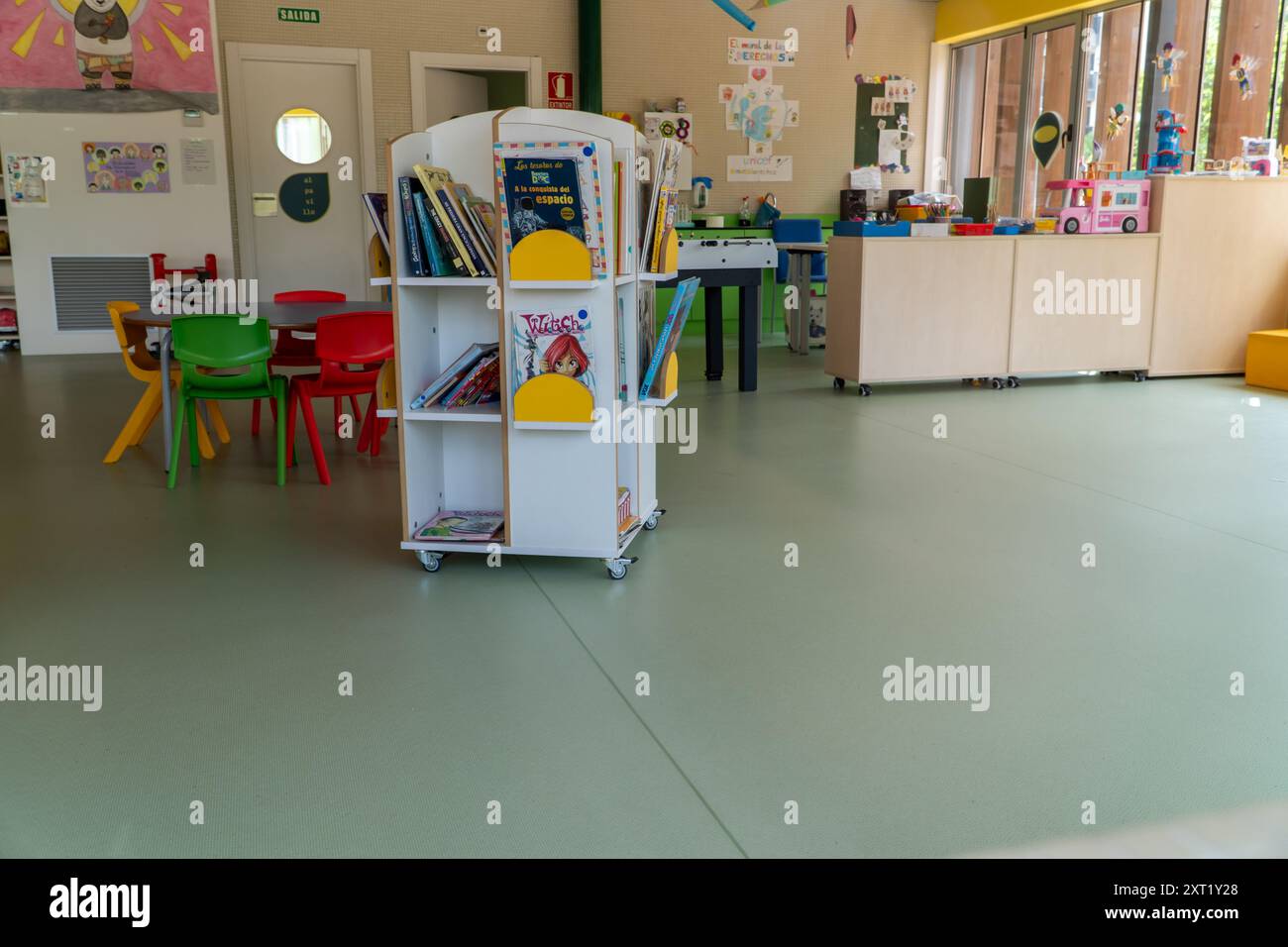 Shool age kids hi-res stock photography and images - Alamy