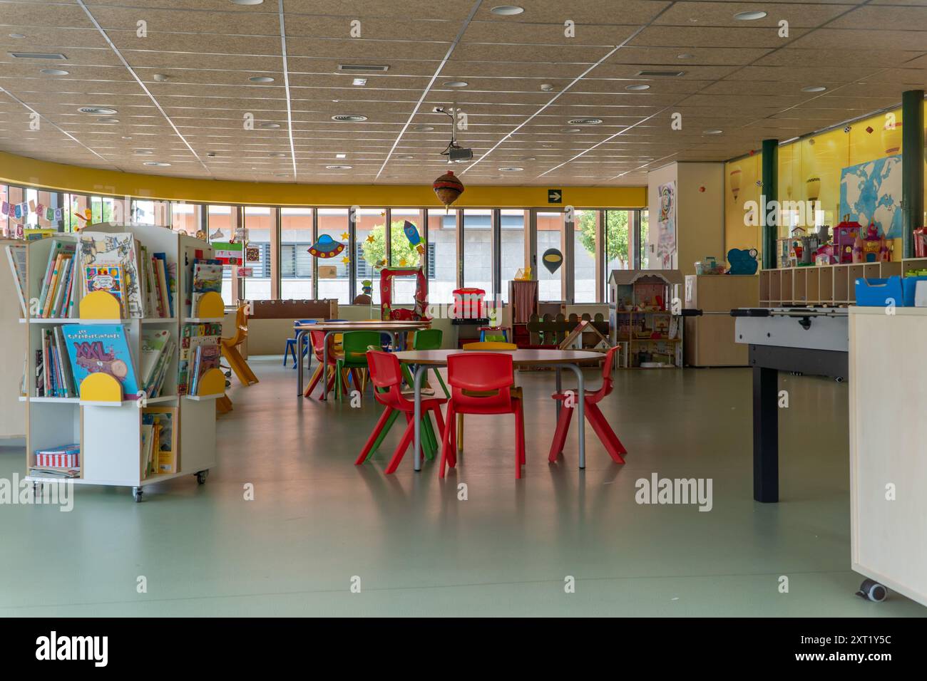 Books empty classroom back hi-res stock photography and images - Alamy