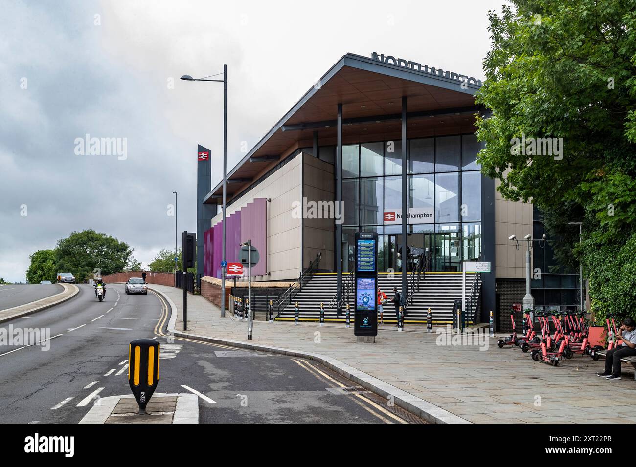 Northampton town railway station, Black Lion Hill, Northampton, England ...