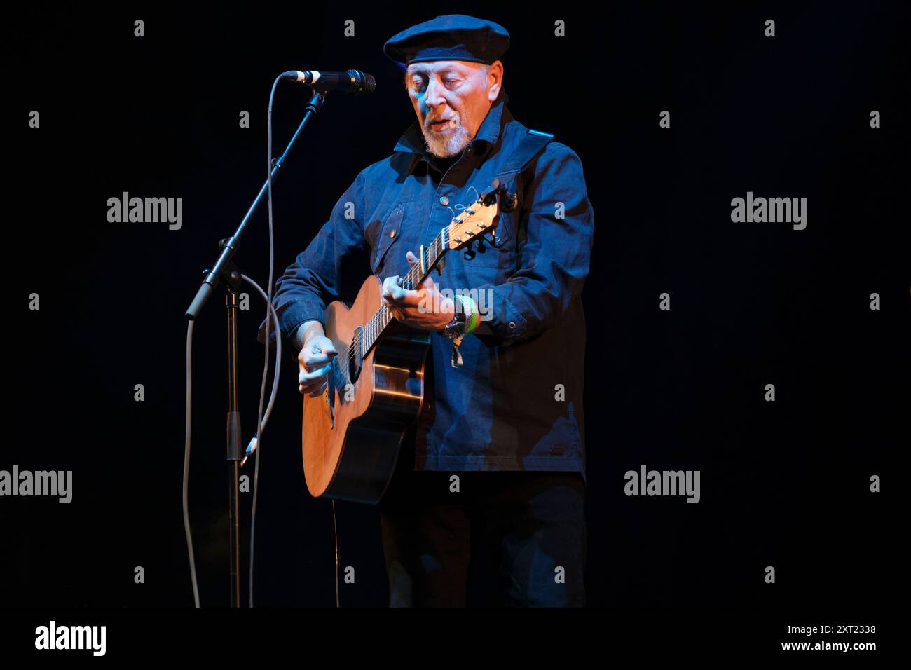Richard Thompson performs at Fairport's Cropredy Convention, Cropredy ...