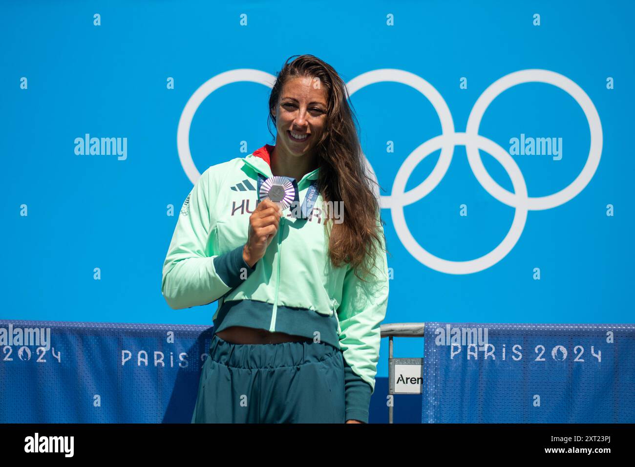 CSIPES Tamara (Ungarn) jubelt ueber Platz 2 und die Silber Medaille, Kajak Einer, 500 Meter ...