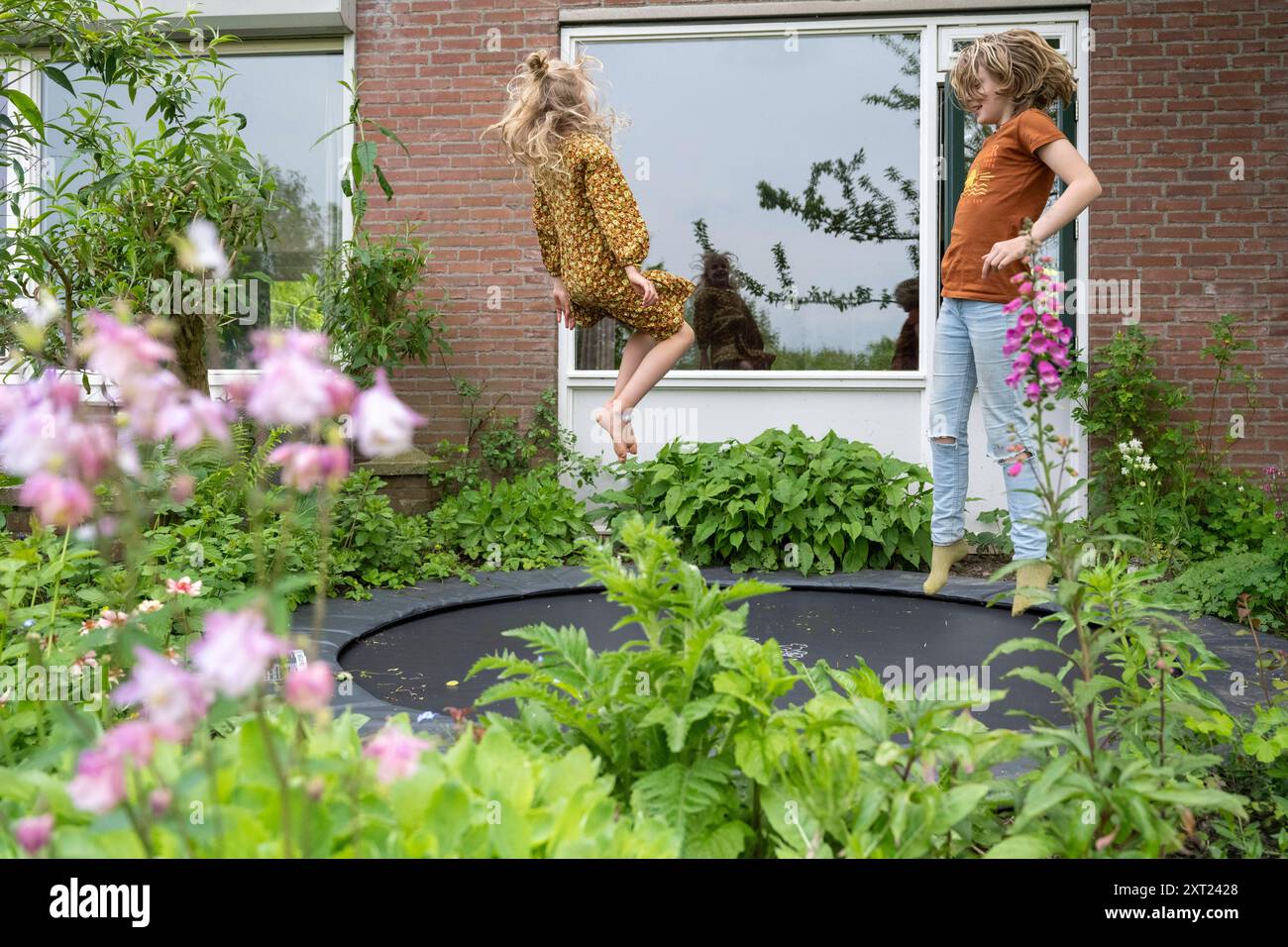 Springende kinder hi-res stock photography and images - Alamy