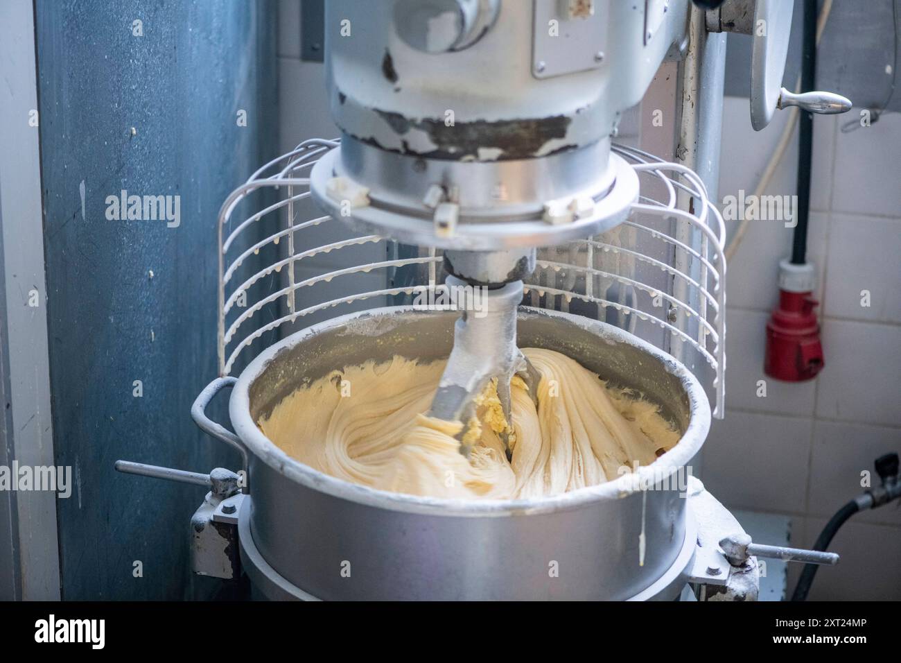banketbakkerij Industrial mixer whisks creamy batter in a stainless ...