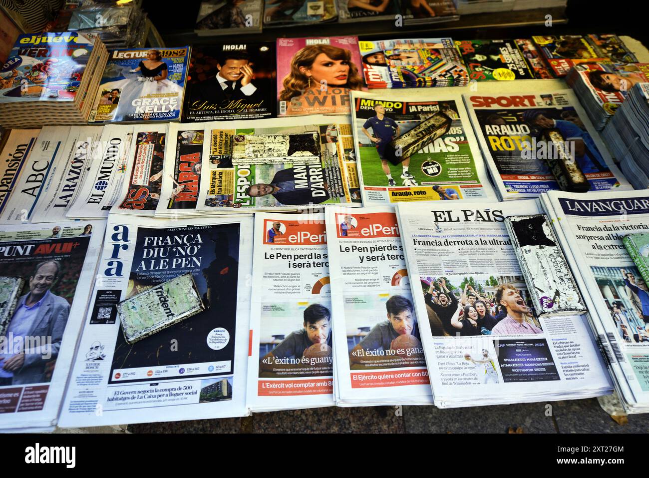 French newspapers front page hi-res stock photography and images - Alamy