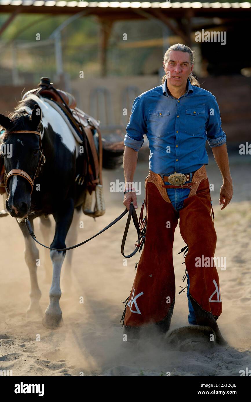Man in cowboy attire hi-res stock photography and images - Alamy