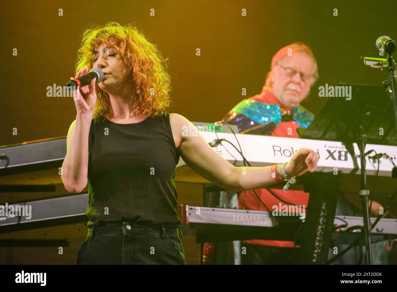 Mollie Marriott and Rick Wakeman perform at Fairport's Cropredy ...