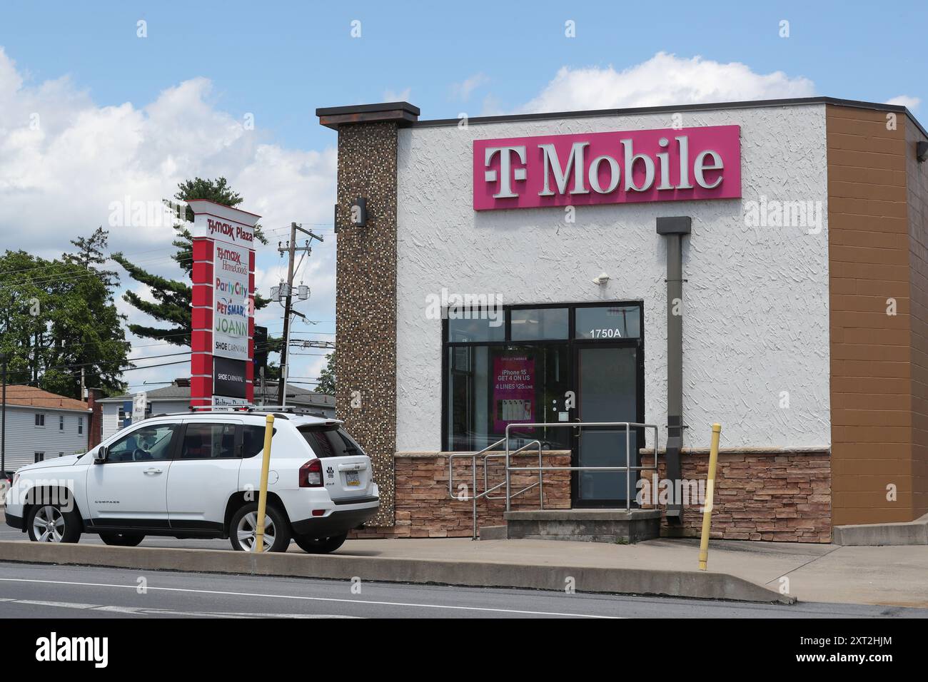 Tmobile store hi-res stock photography and images - Alamy