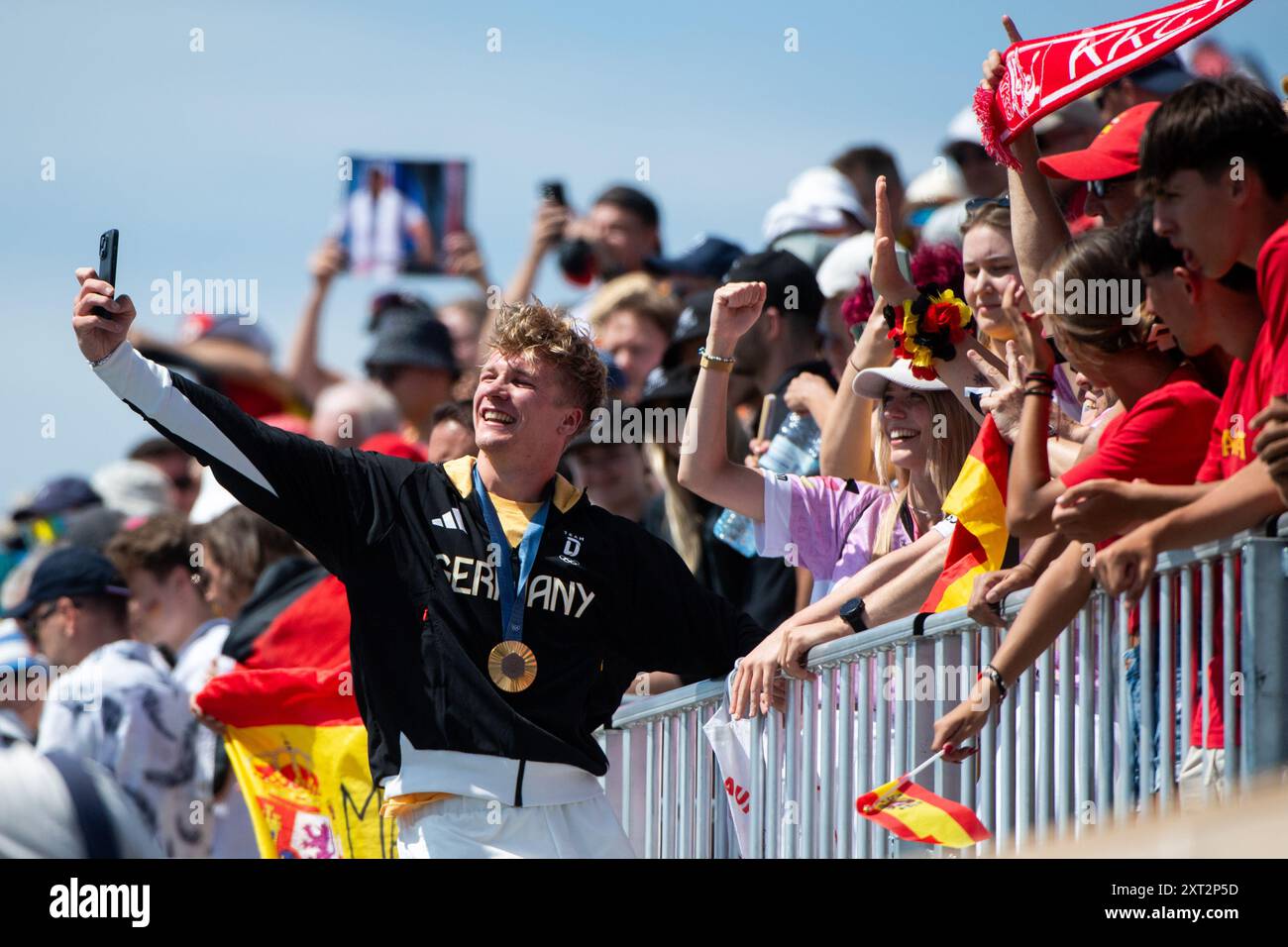 SCHOPF Jacob (Deutschland) jubelt mit Familie und Fans ueber den Sieg ...