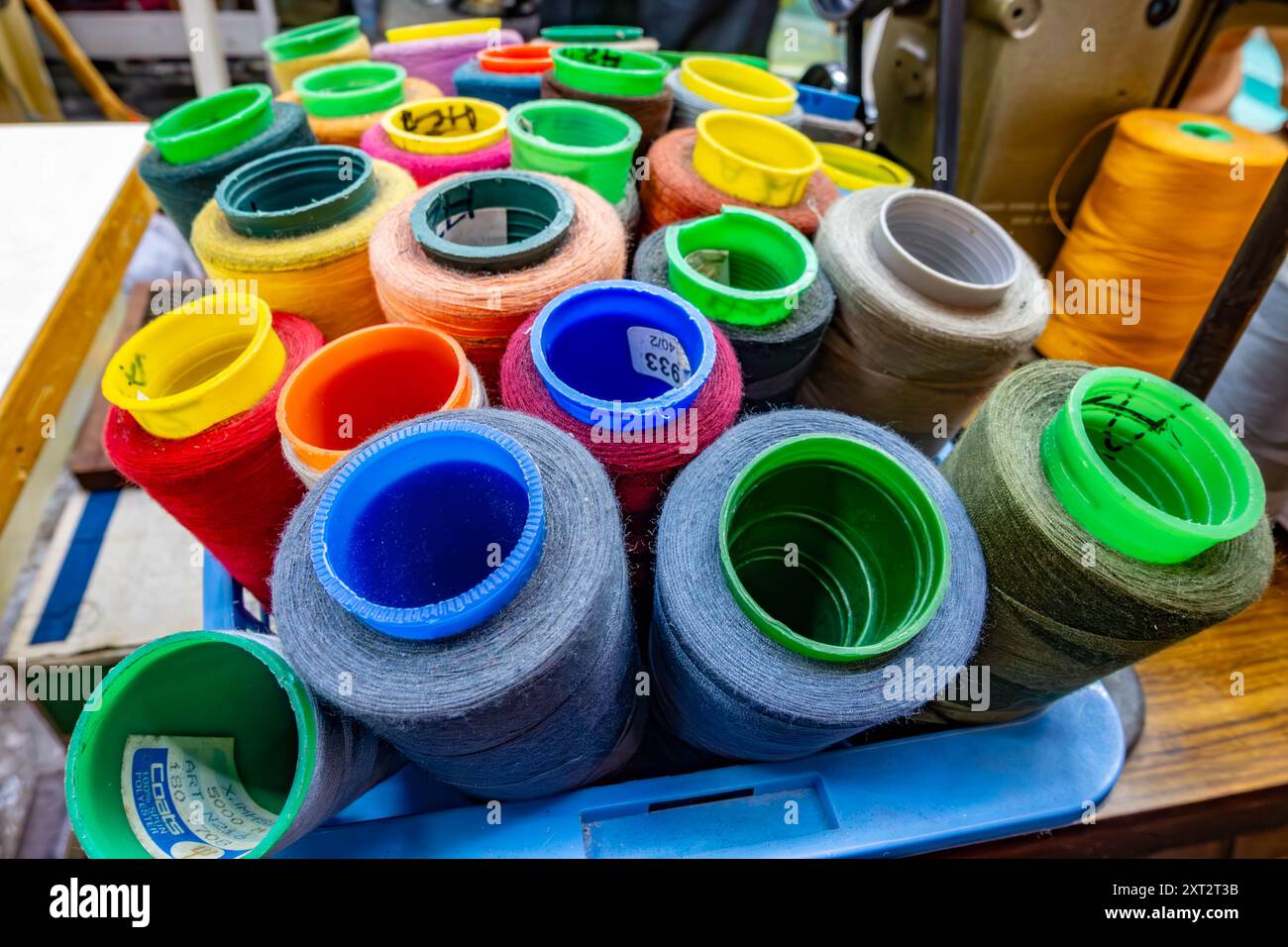 Coloured sewing threads hi-res stock photography and images - Alamy
