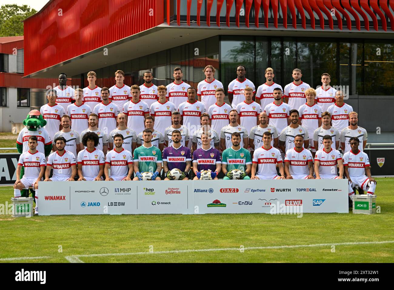 Mannschaftsfoto VfB Stuttgart 1. Reihe v.u.n.o.und v.l.n.r. Oemer Beyaz ...