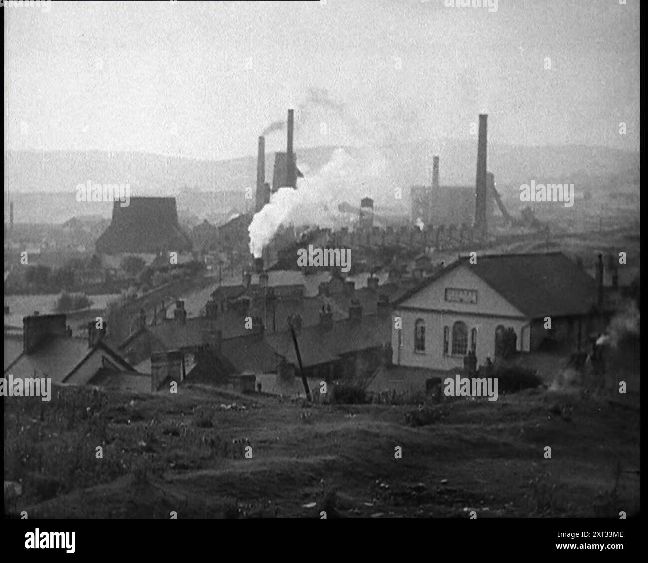 Britain chimney smoke 1930s hi-res stock photography and images - Alamy