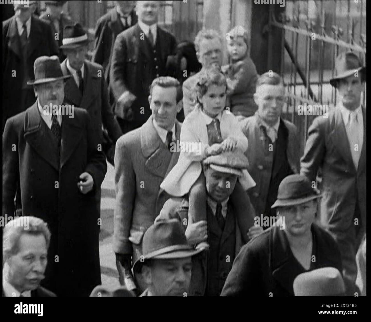 Crowd Walking Down a Pavement, 1930s. From "Time To Remember - The ...