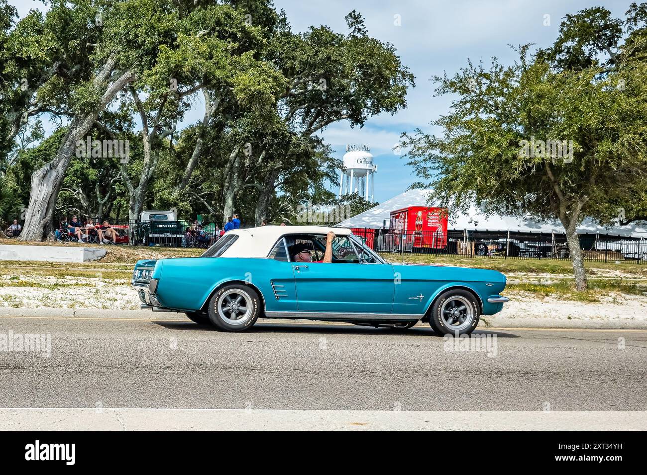Side view of ford mustang hi-res stock photography and images - Alamy