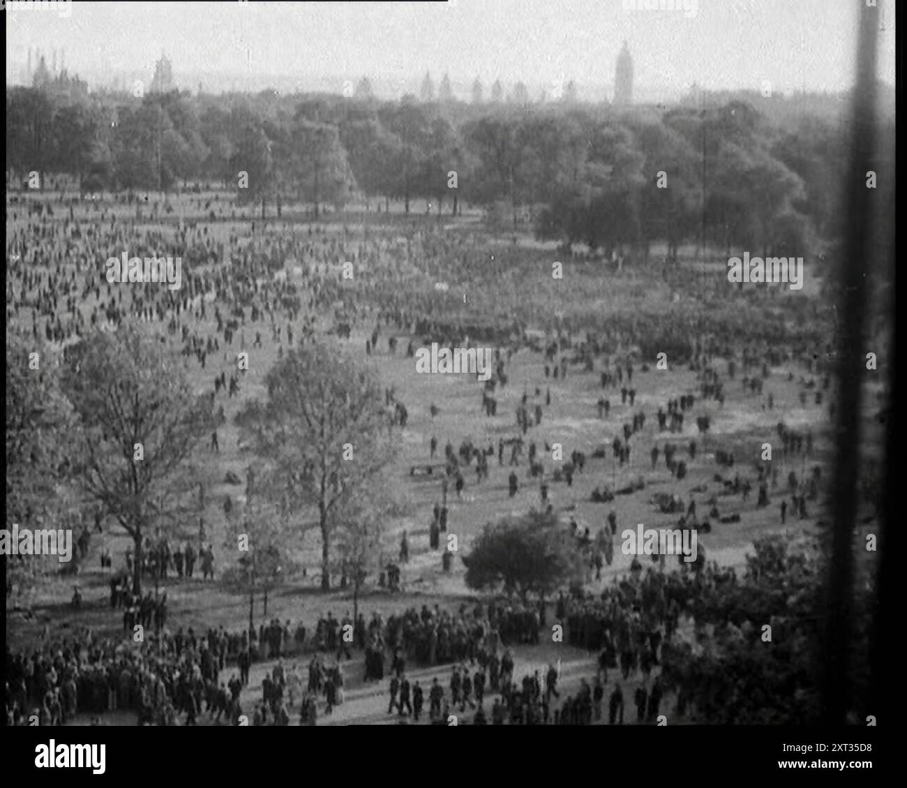 Crowd on Hyde Park, 1930s. From "Time To Remember - The Powers That ...