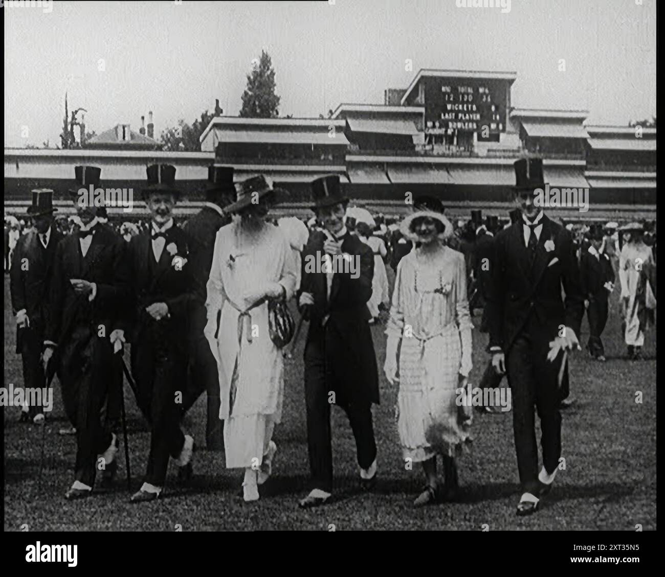 Woman dressed from 1920 ireland hi-res stock photography and images - Alamy