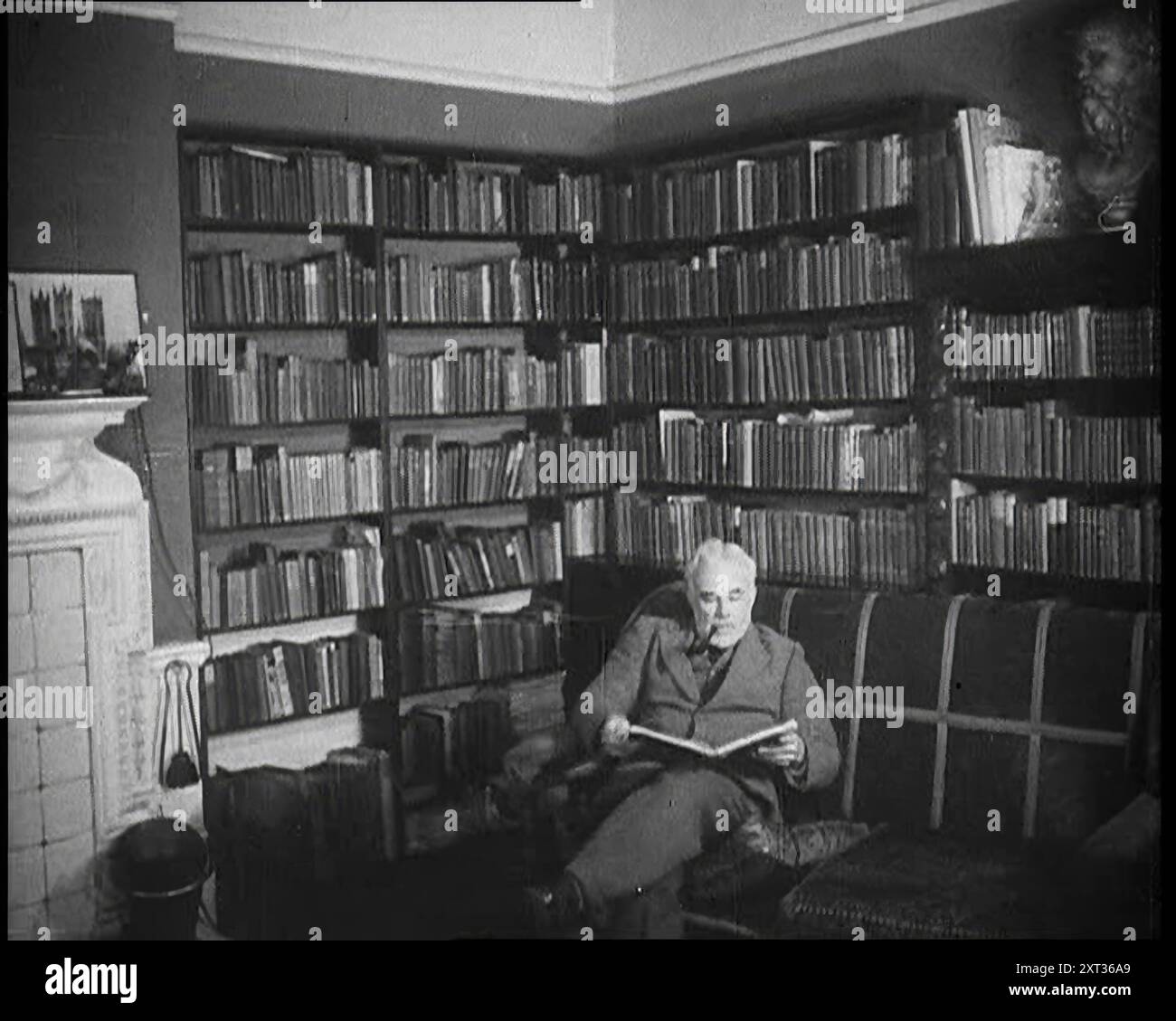 1930's book shelves hi-res stock photography and images - Alamy