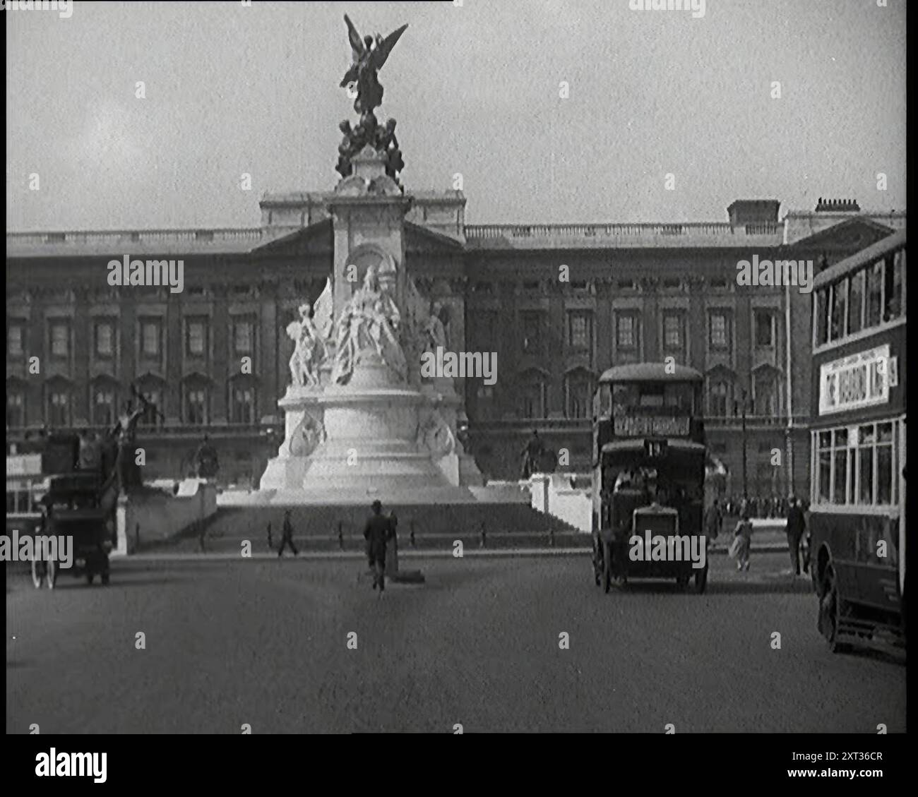 Cars And Buses Travelling at the Roundabout in Front of Buckingham ...