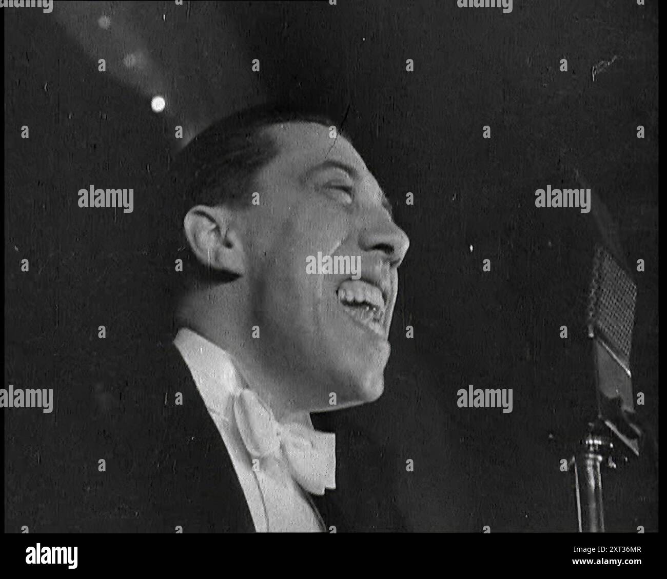 Singer 1930s microphone hi-res stock photography and images - Alamy
