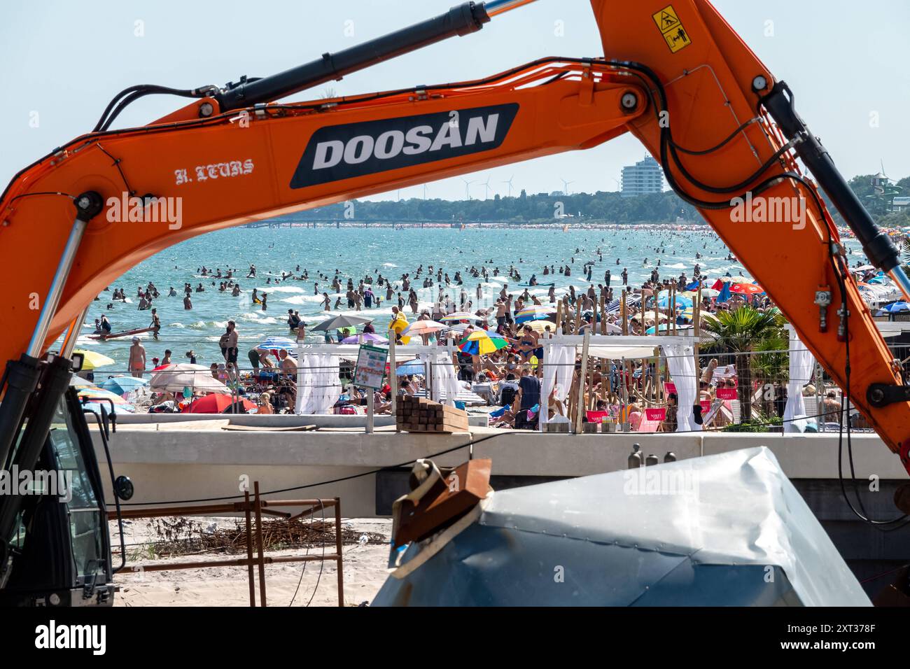 Bagger strand hi-res stock photography and images - Alamy