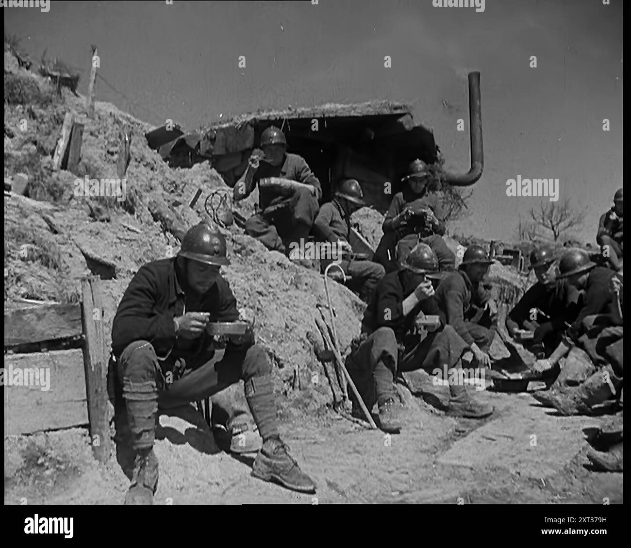 Ww2 soldier eating hi-res stock photography and images - Alamy