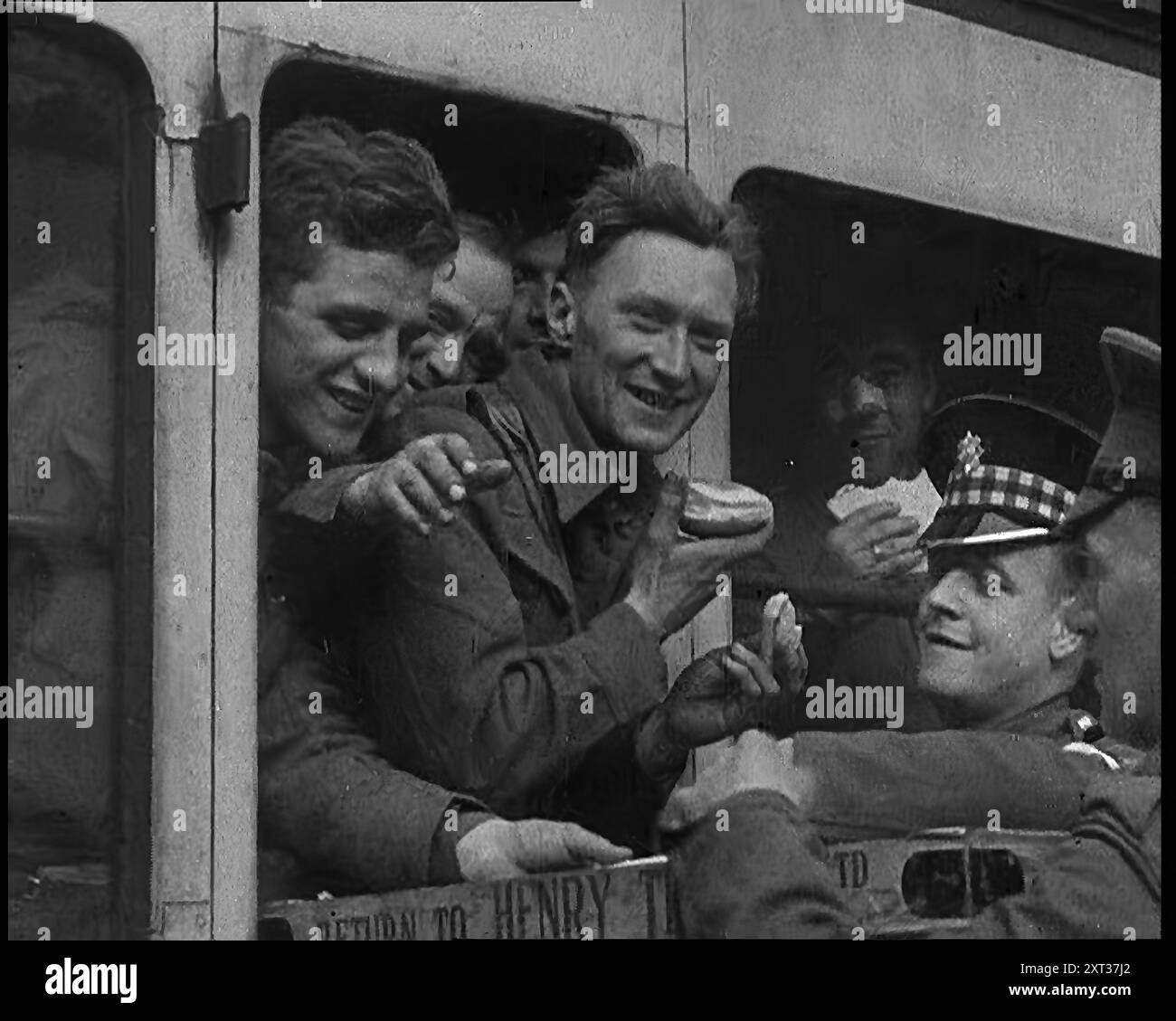 British soldiers drink 1940s hi-res stock photography and images - Alamy