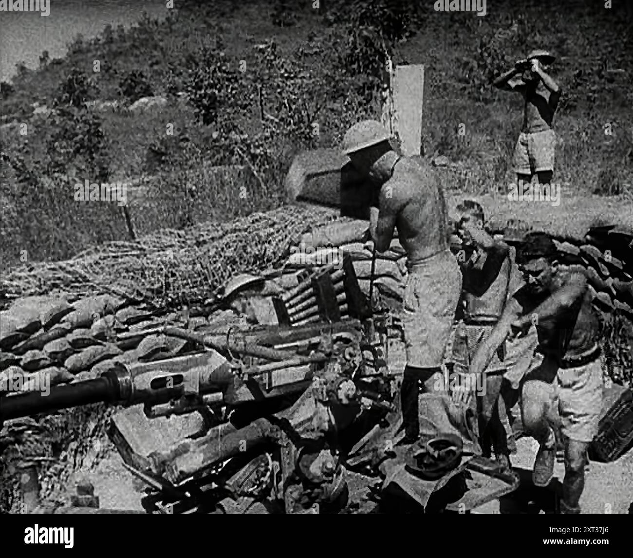 Commonwealth Troops Running to an Anti-Aircraft Gun, 1941. Second World ...