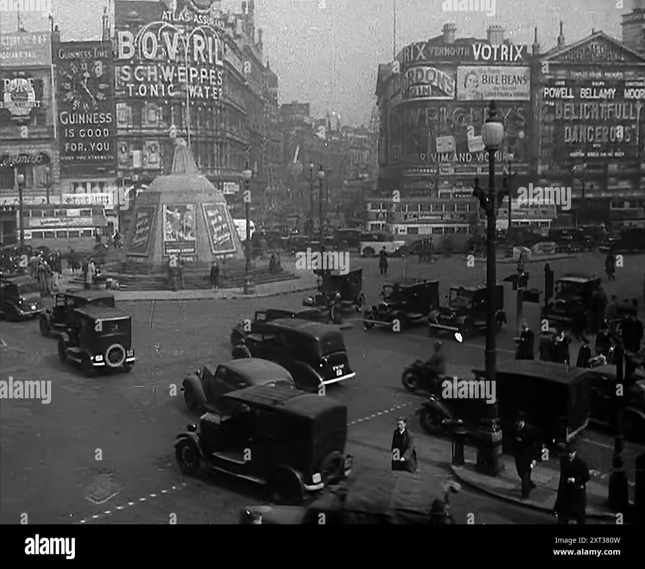 People and Traffic, Piccadilly Circus, London, 1942. Britain during the ...
