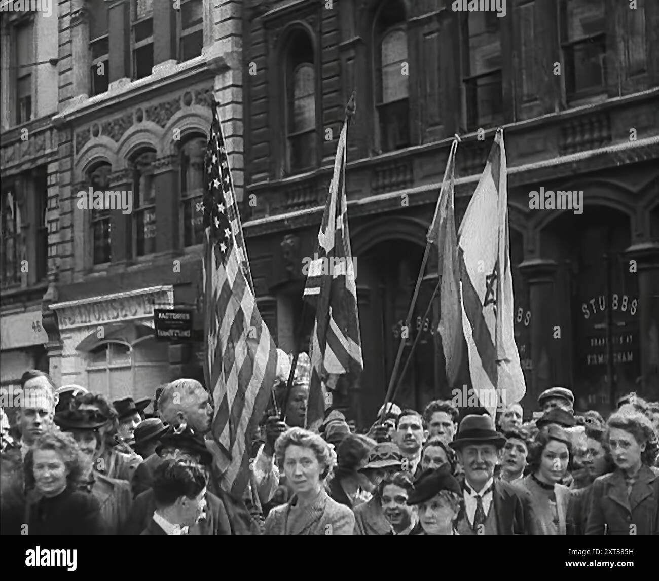 British Civilians Watching American Troops March Through London, 1942 ...