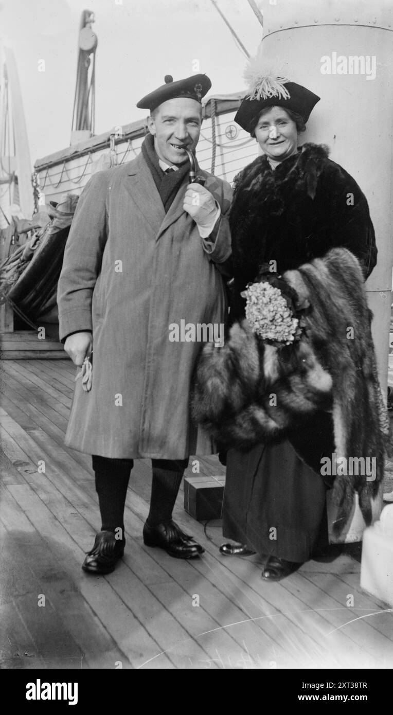 Harry Lauder and wife, 1914. Shows Scottish entertainer Harry Lauder ...