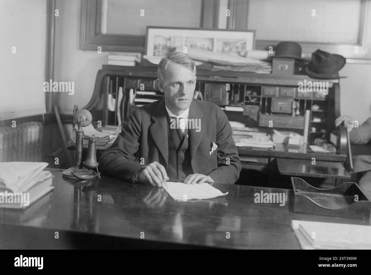 Vintage telephone tables hi-res stock photography and images - Alamy