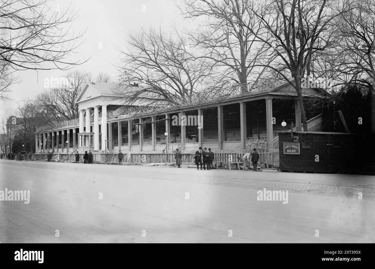 Presidential review stand, White House, 1913. Shows the presidential ...