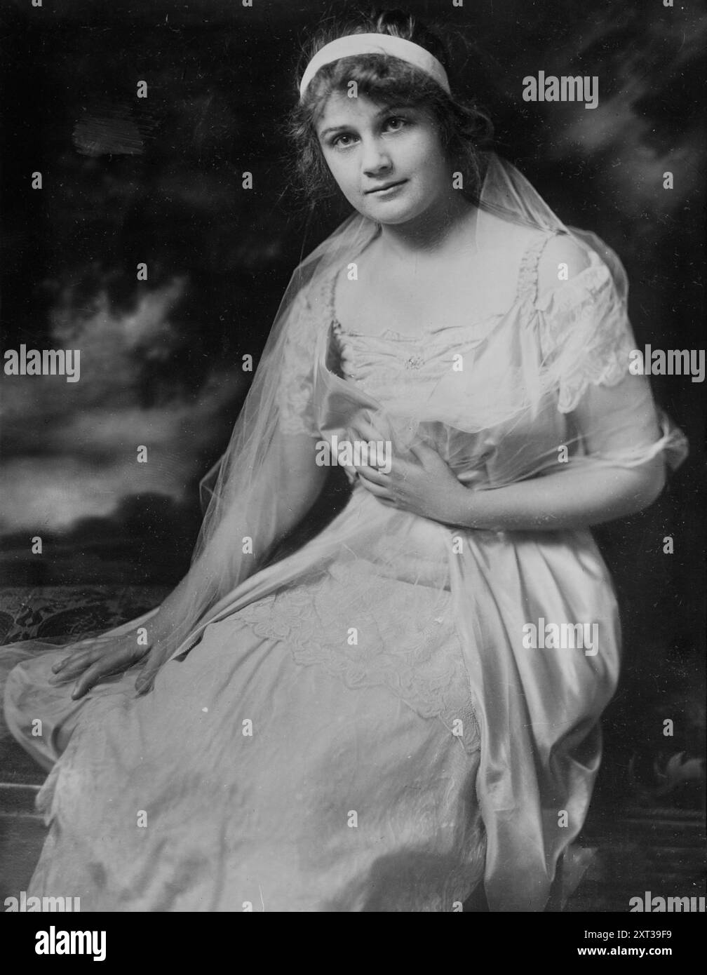 Portrait young female gardner hi-res stock photography and images - Alamy