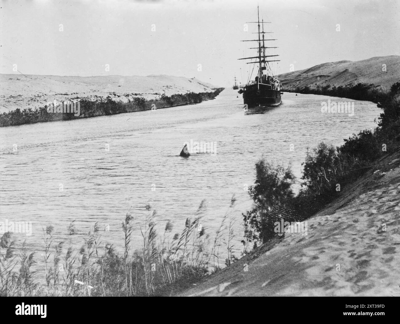 Suez ship canal Black and White Stock Photos & Images - Alamy