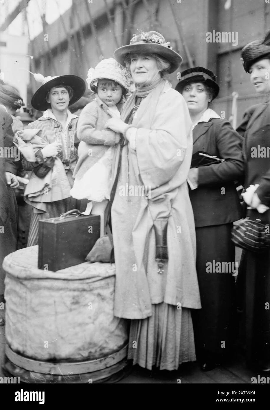 Ellen Terry and June E.T. Morris (Grand Niece), 1915. Shows actress ...