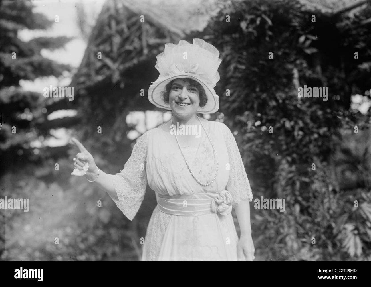 Frances Alda, 1918. Shows opera singer Frances Alda (1879-1952) at a ...