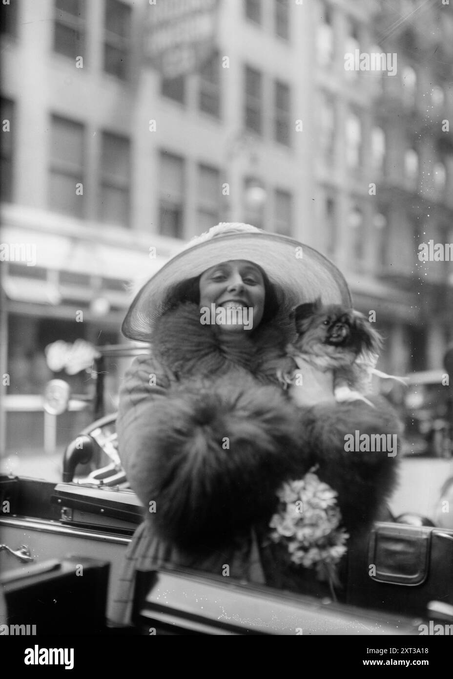 1920s smiling sun Black and White Stock Photos & Images - Alamy