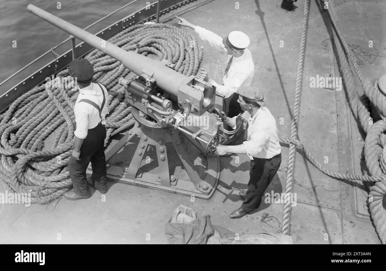 Gun on SS Milazzo, 1916. Shows the SS Milazzo, an Italian bulk carrier ...