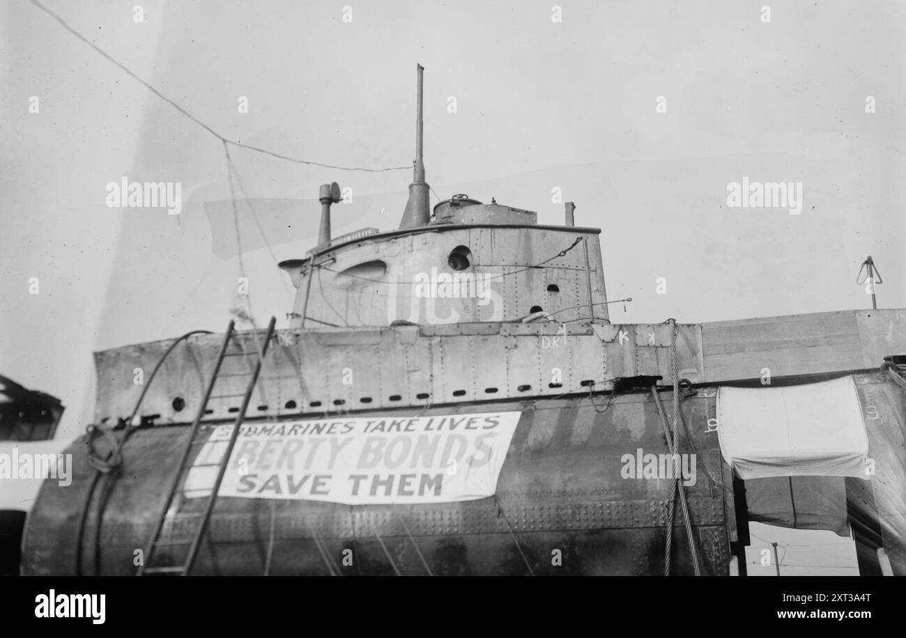 World war one bonds Black and White Stock Photos & Images - Alamy