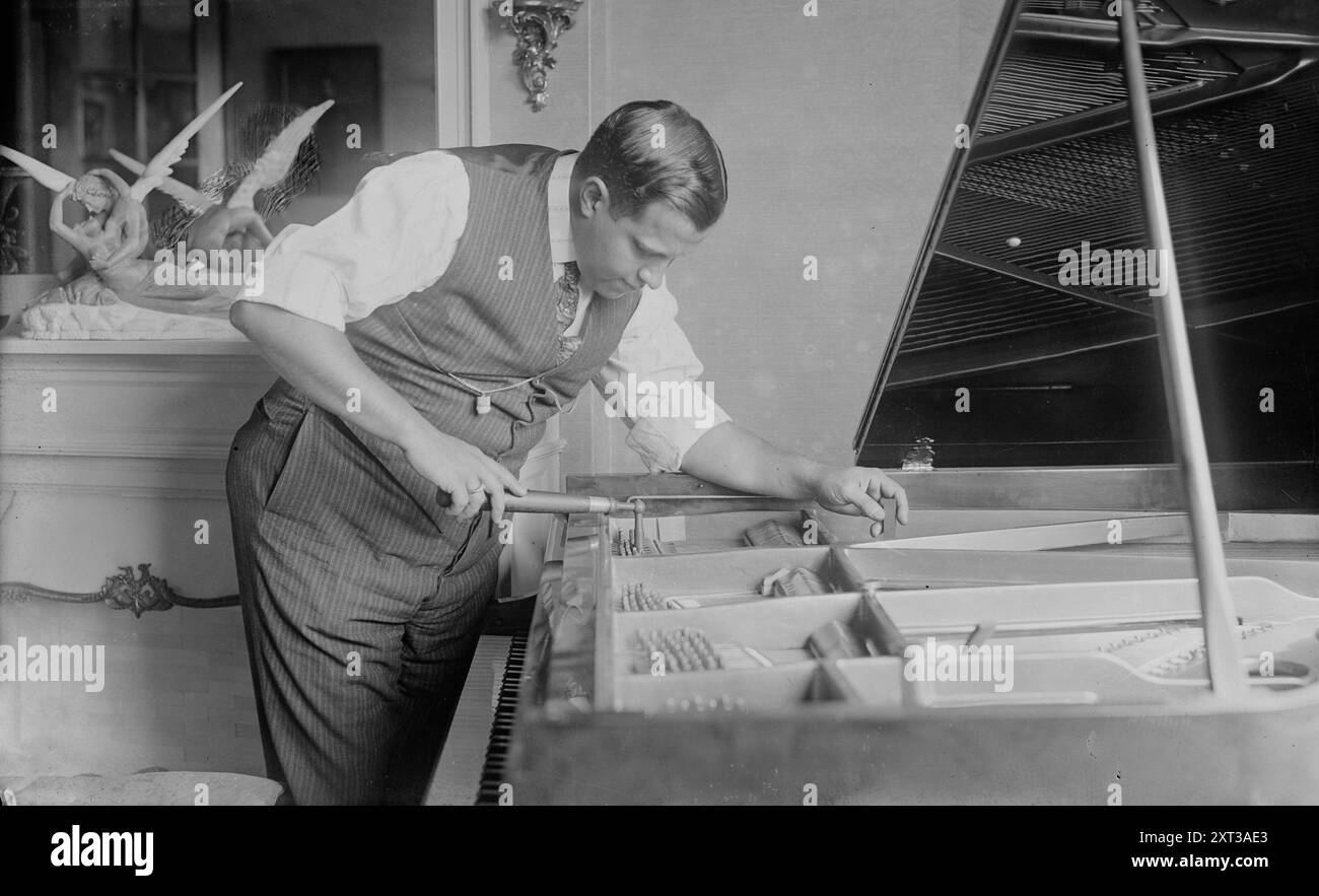 American opera singer tuning hi-res stock photography and images - Alamy