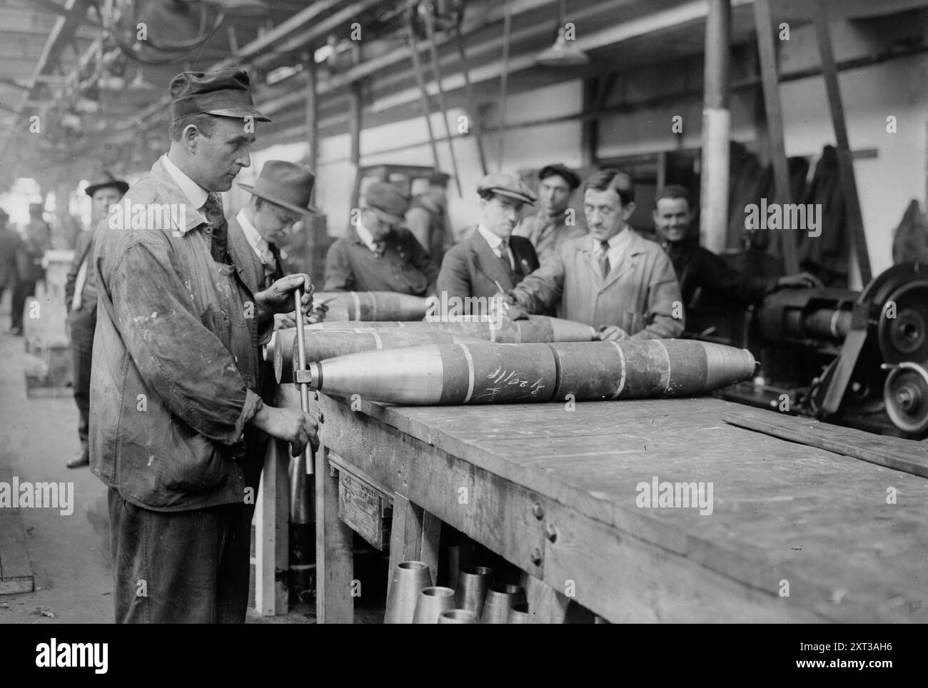 6 inch shells hi-res stock photography and images - Alamy