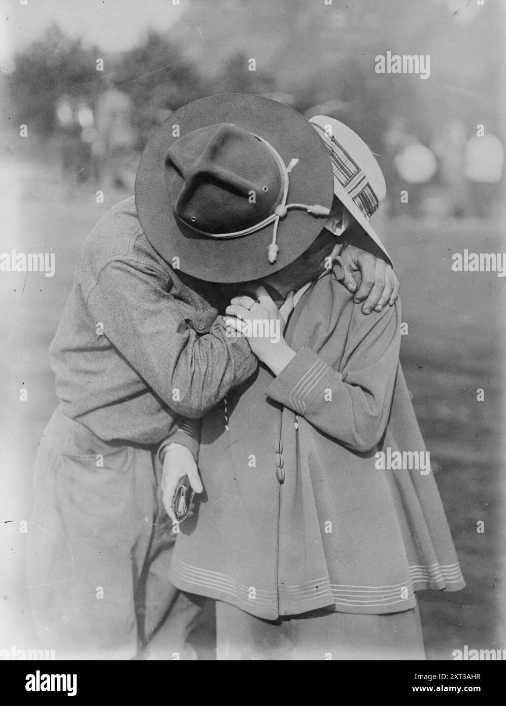 Woman kissing soldier goodbye hi-res stock photography and images - Alamy
