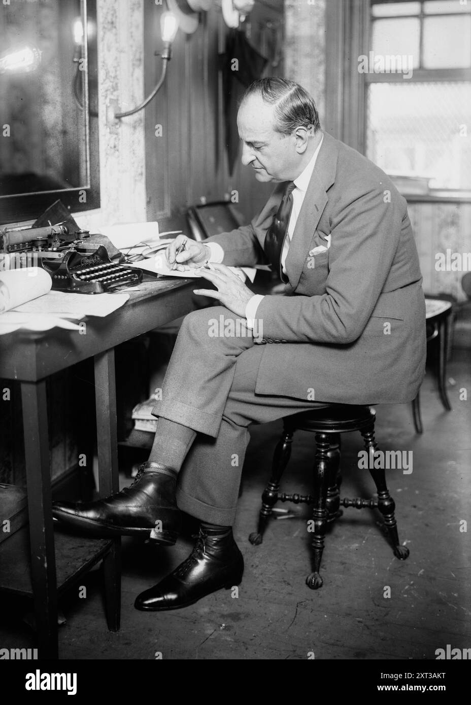 Italian baritone opera singer seated hi-res stock photography and ...